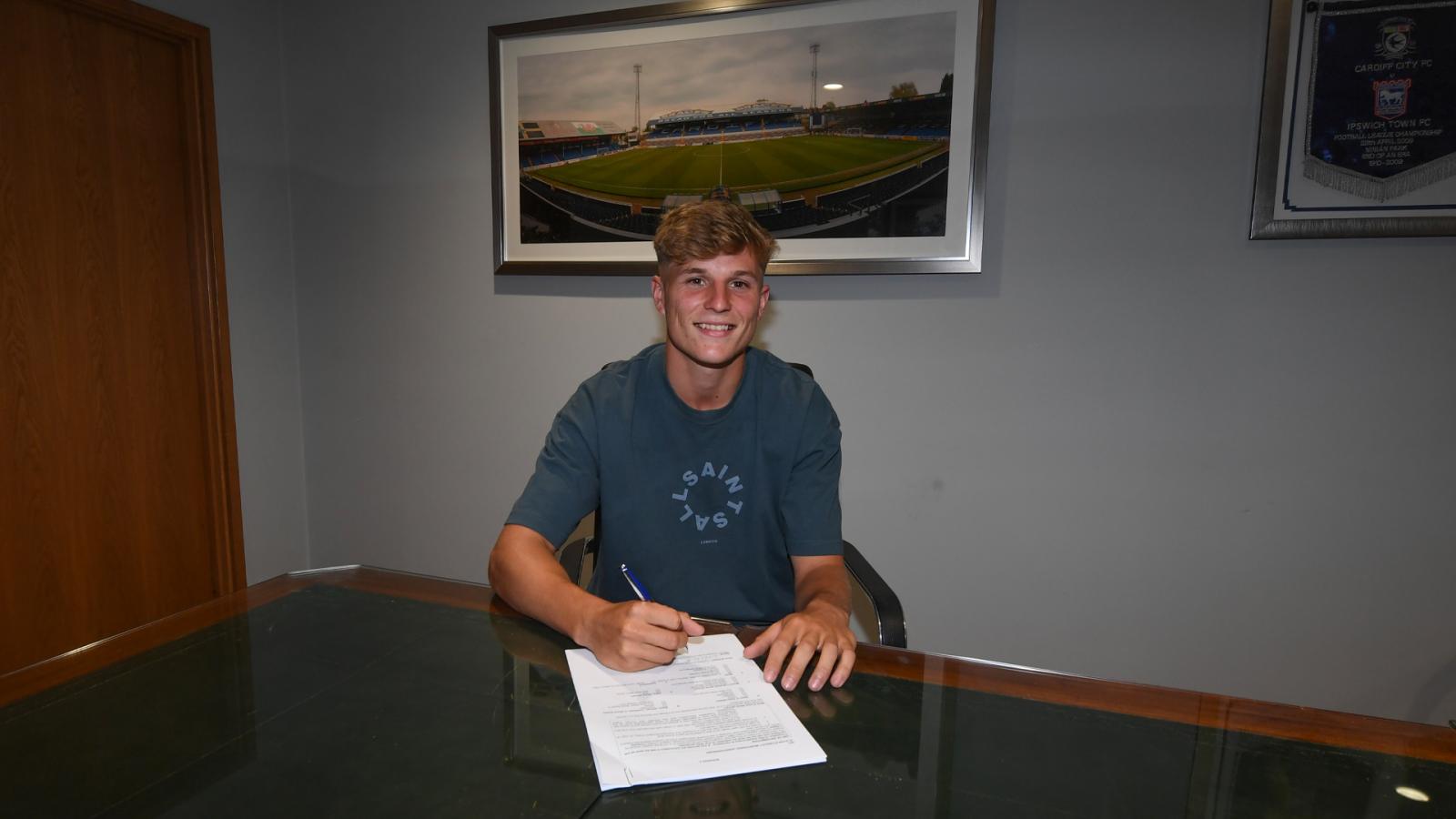 Tom Davies signs new contract with the Bluebirds | Cardiff